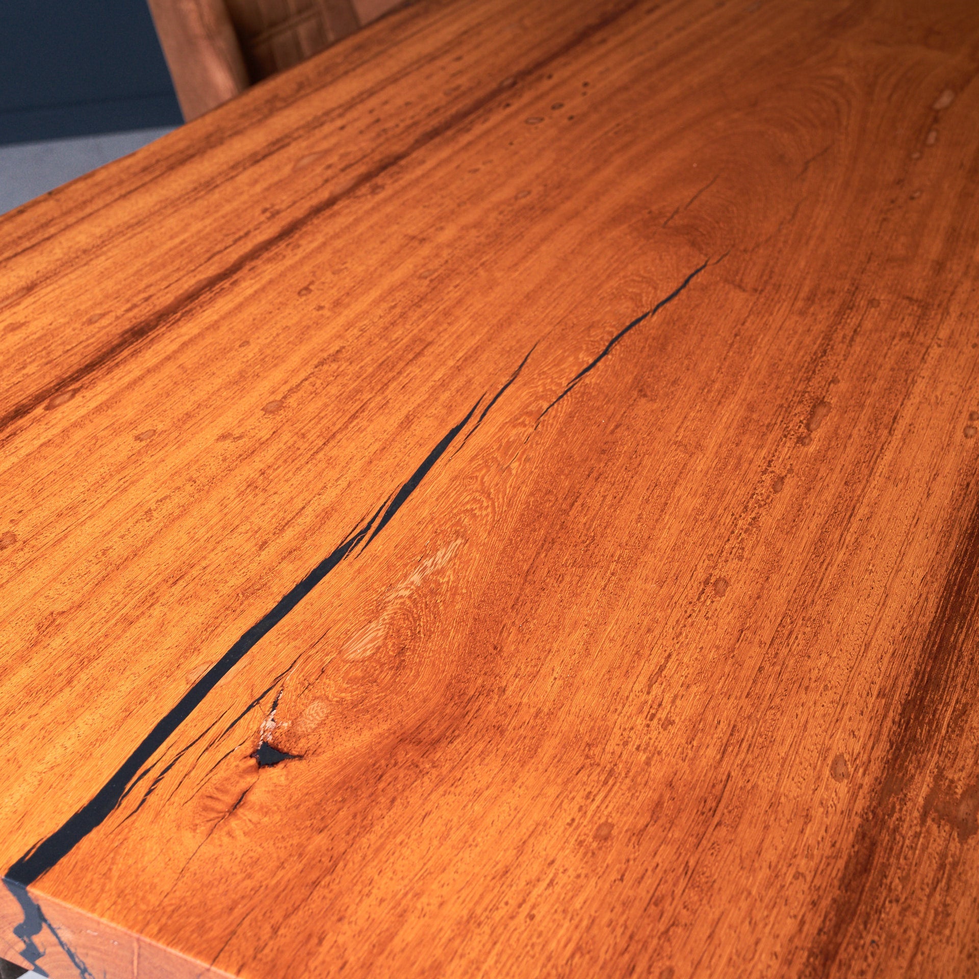 Boomstam eettafel van echt Basralocus hout– Zaza Woods NL