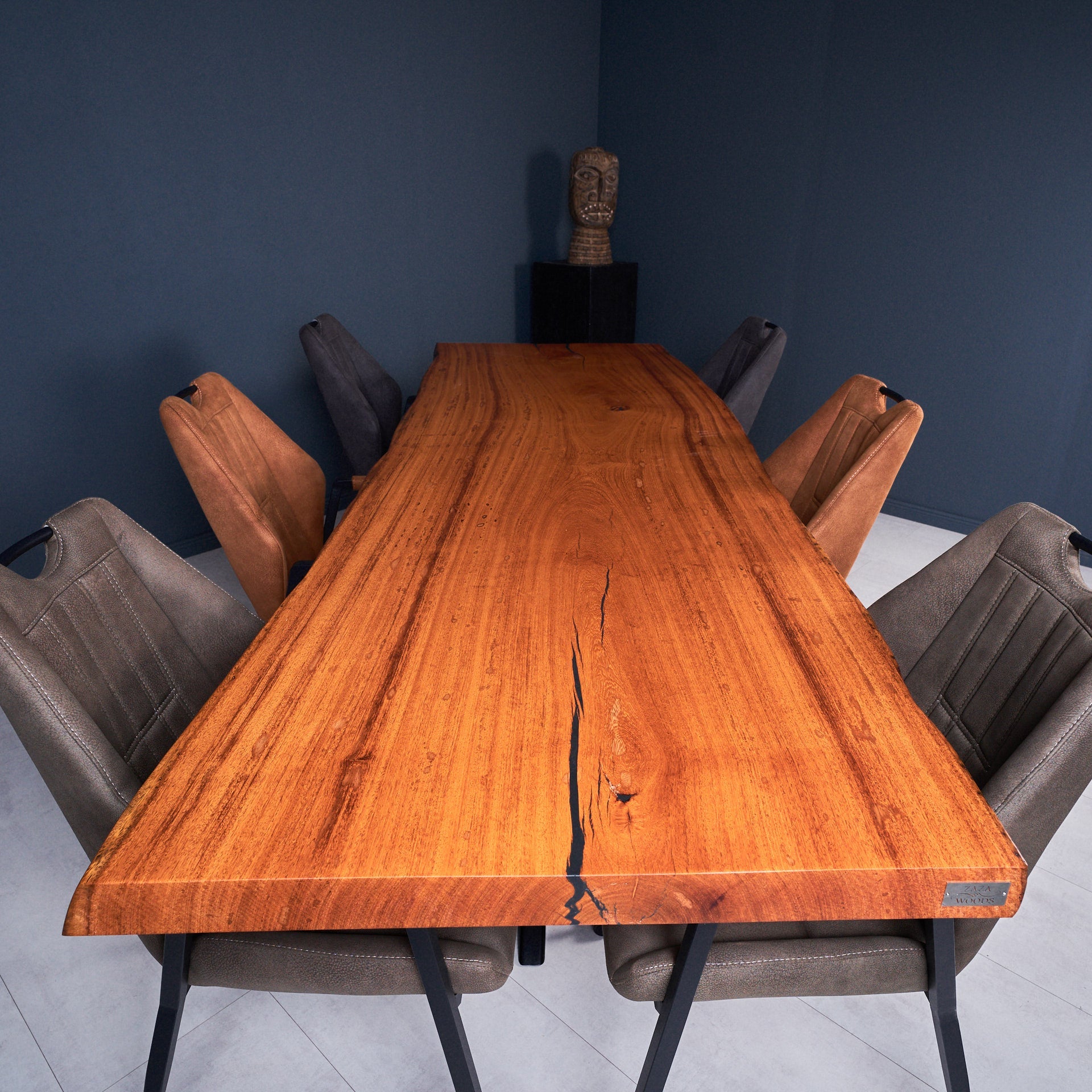 Boomstam eettafel van echt Basralocus hout– Zaza Woods NL