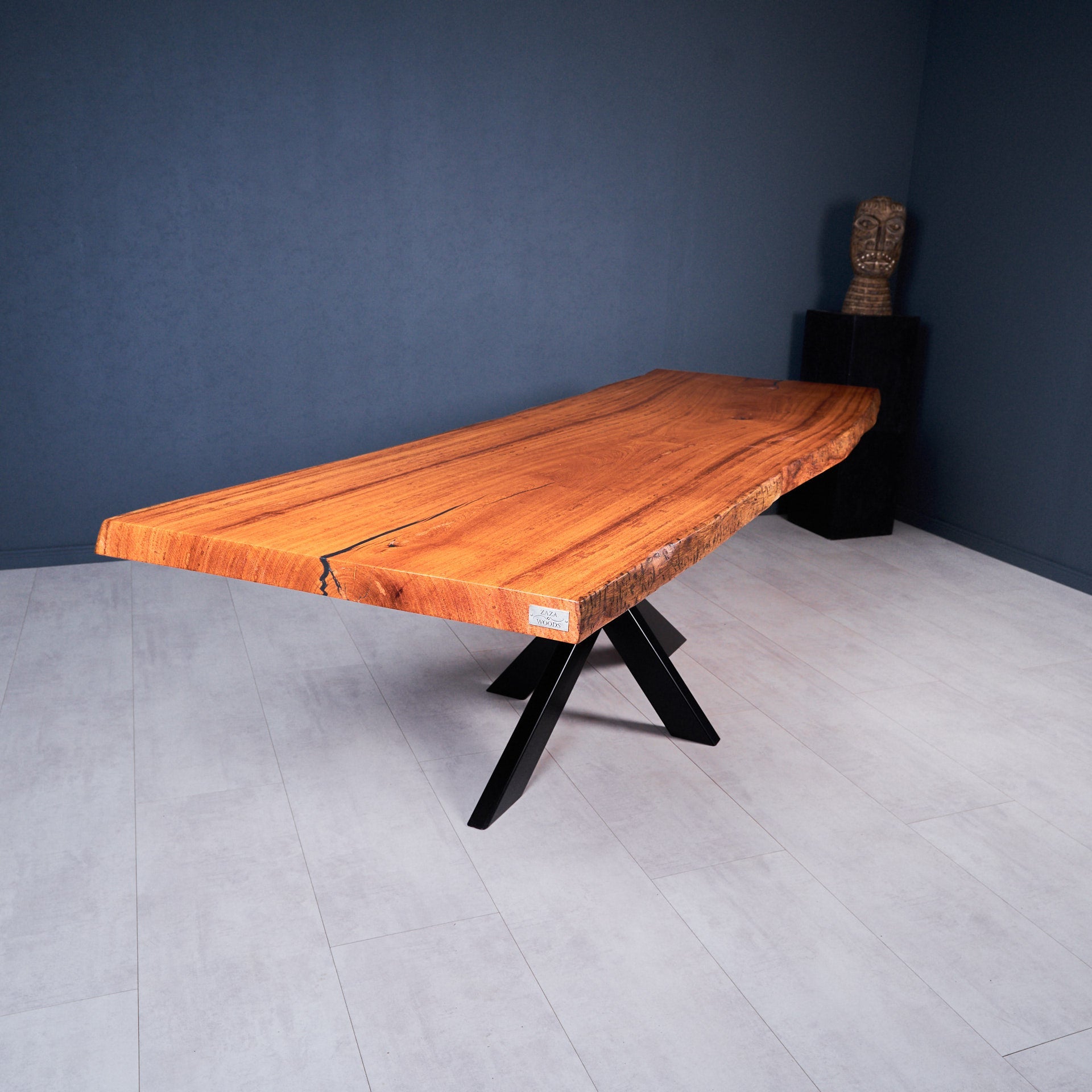 Boomstam eettafel van echt Basralocus hout – Zaza Woods NL